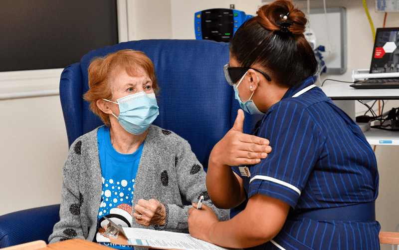 Vovó de 90 anos recebe a primeira vacina contra a Covid - Misto Brasil