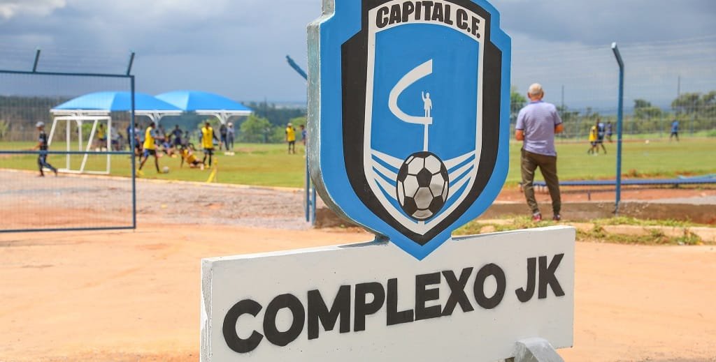 Entrada do Estádio JK, no Paranoá, que foi preparado para as partidas do Campeonato Candango de ...