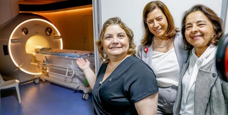 Lucilene Florêncio, Valdenize Tiziani e Maria Angela Marini na entrega ...