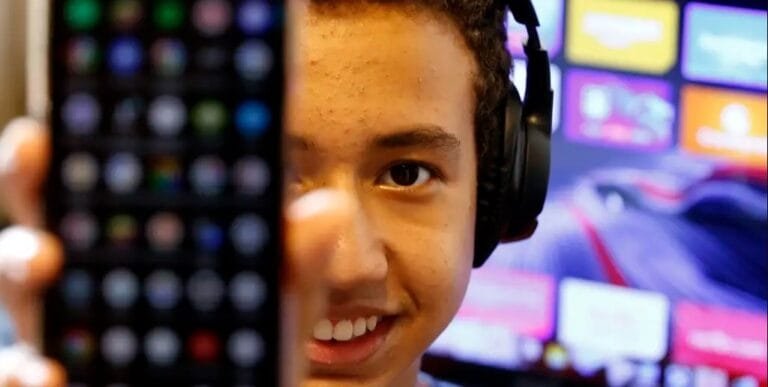 Ian Fernandes de Alencar mostra o celular, ferramenta que não é ...